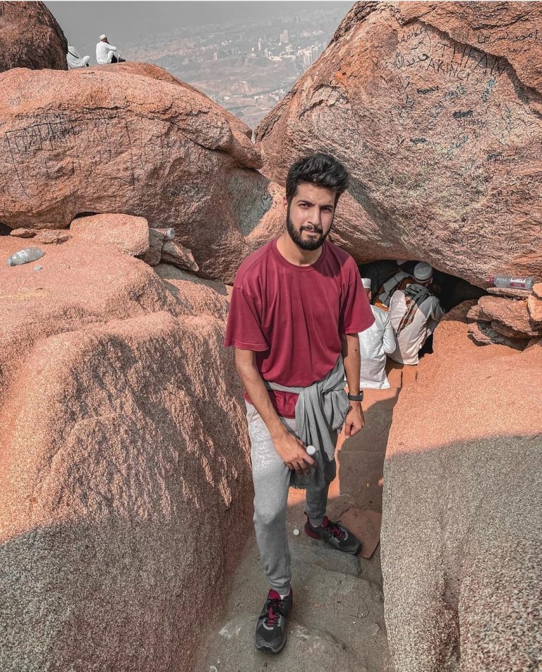 Abdullah Qureshi Shares New Pictures From Cave Thawr Makkah | Reviewit.pk