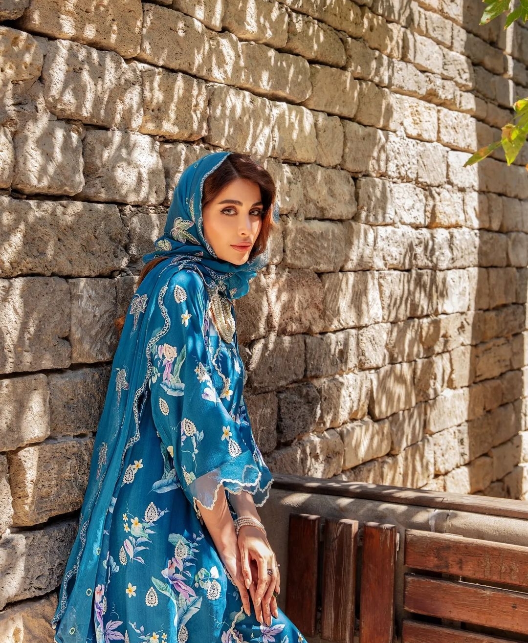 Sabeeka Imam Treats Fans With Adorable Pictures From Istanbul | Reviewit.pk