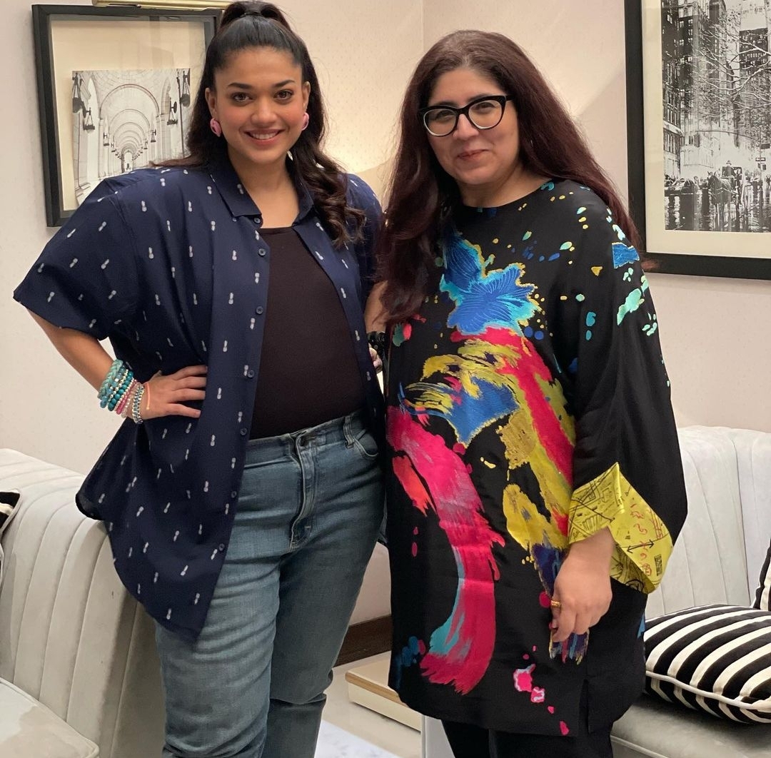 Public Reacts to Sanam Jung's Fake Look In Pyari Mona | Reviewit.pk