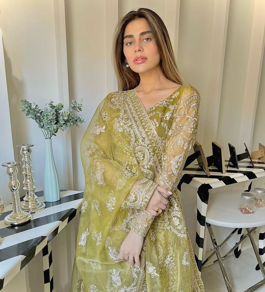 Sadaf Kanwal's First Gorgeous Photoshoot after Her Baby | Reviewit.pk