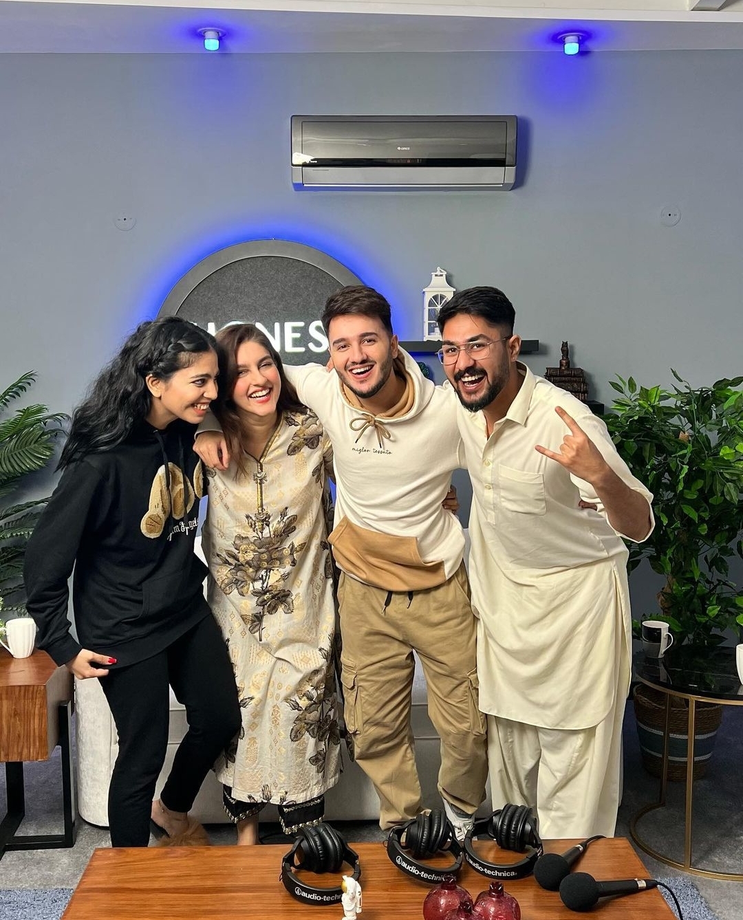 Shahveer Jafry New Pictures With Wife & Family | Reviewit.pk