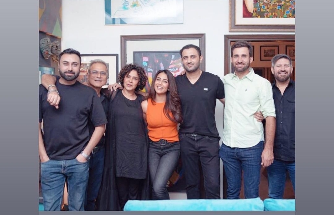 Ushna Shah Pictures From Dinner With Friends | Reviewit.pk