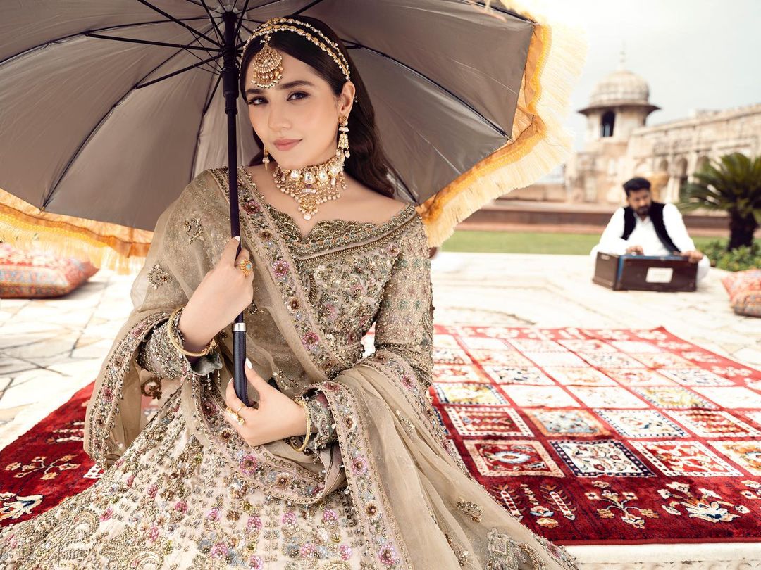 Durefishan Saleem Looks Like Royalty At A Family Wedding | Reviewit.pk