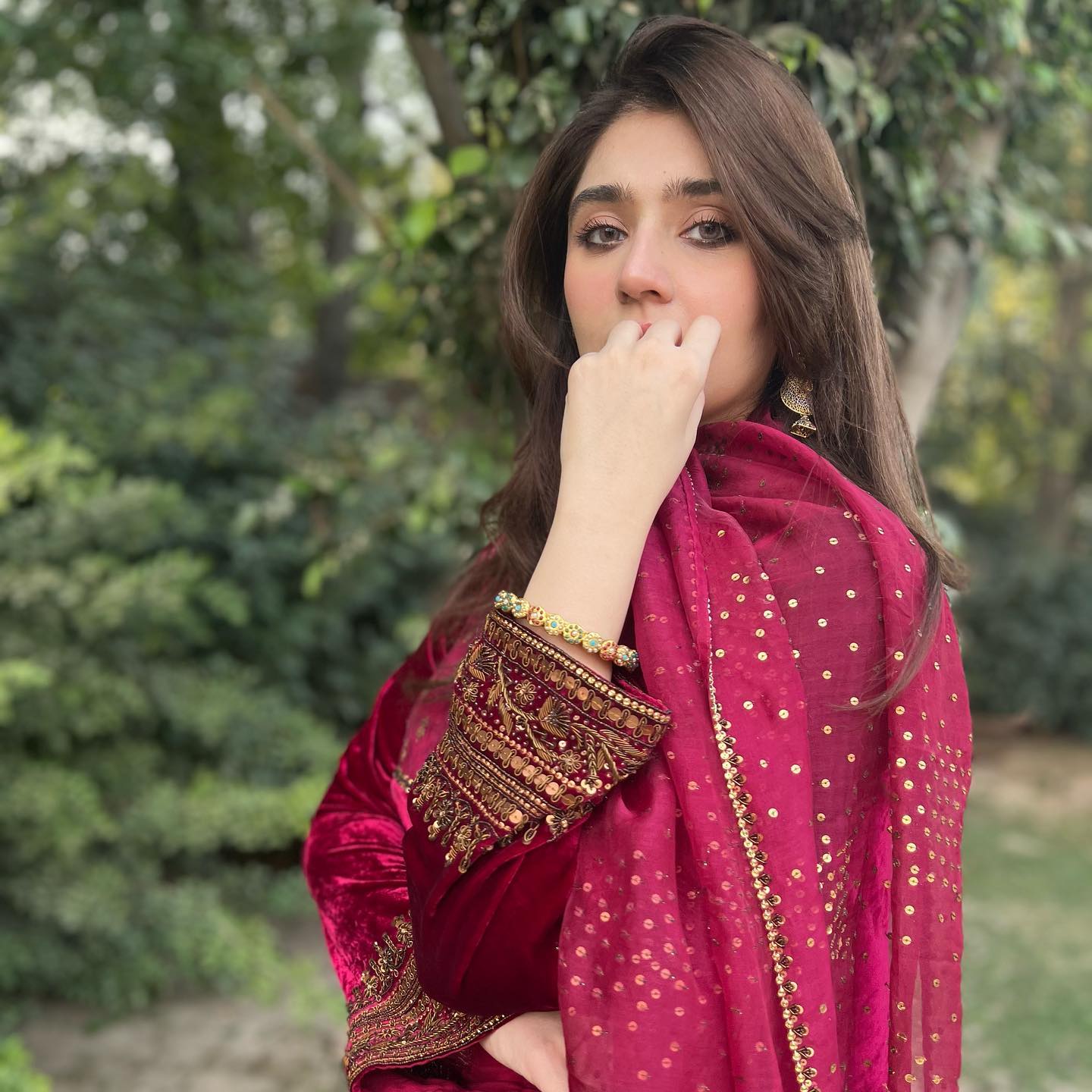 Durefishan Saleem Looks Like Royalty At A Family Wedding | Reviewit.pk