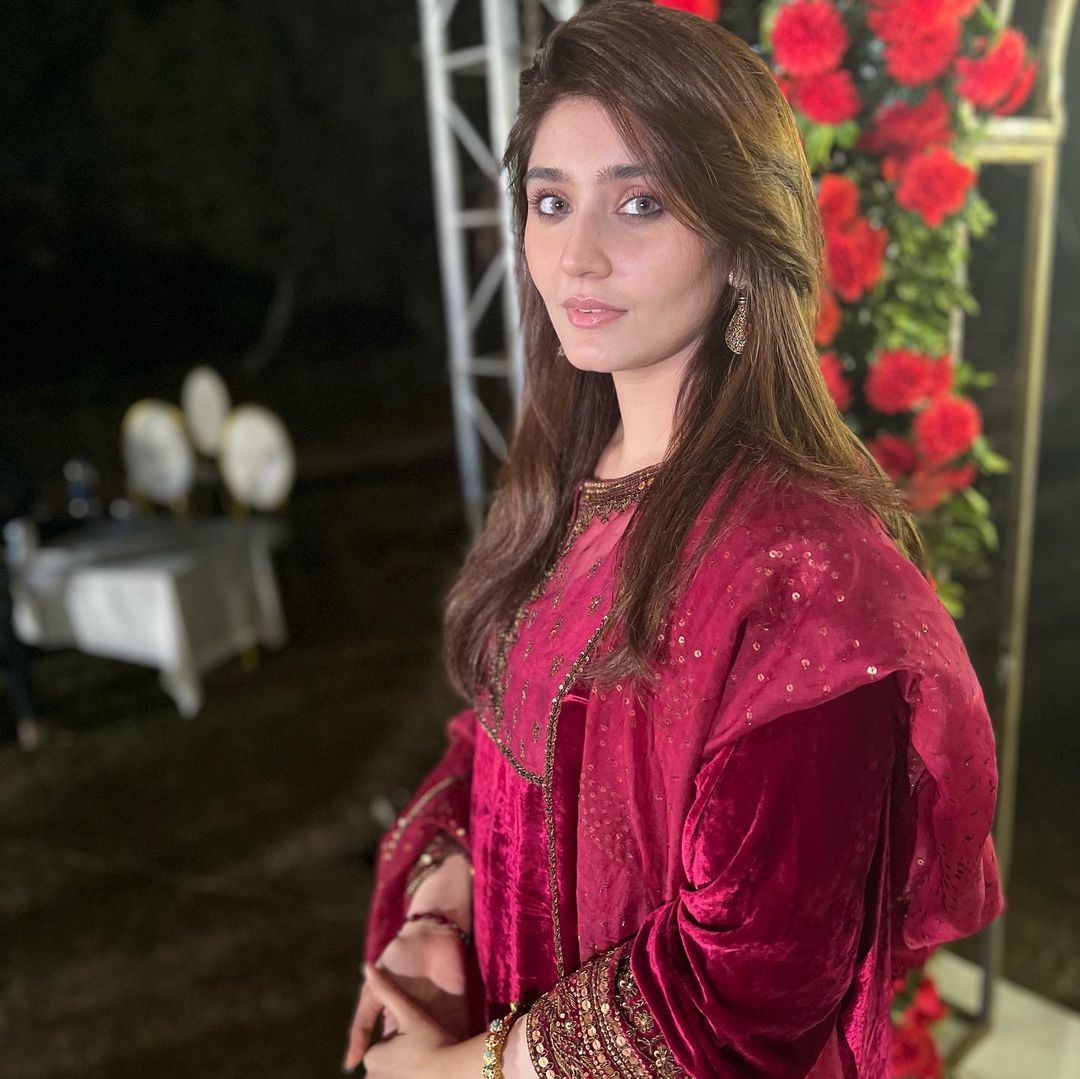 Durefishan Saleem Looks Like Royalty At A Family Wedding | Reviewit.pk