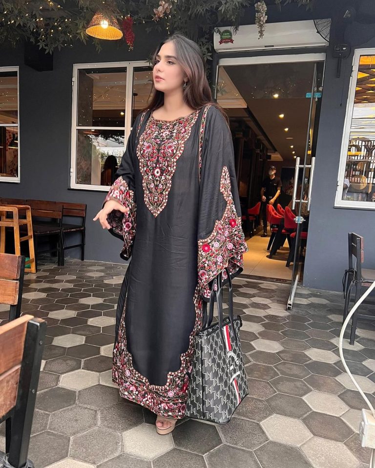 Aima Baig Spotted At Her Nephew's Birthday Bash | Reviewit.pk