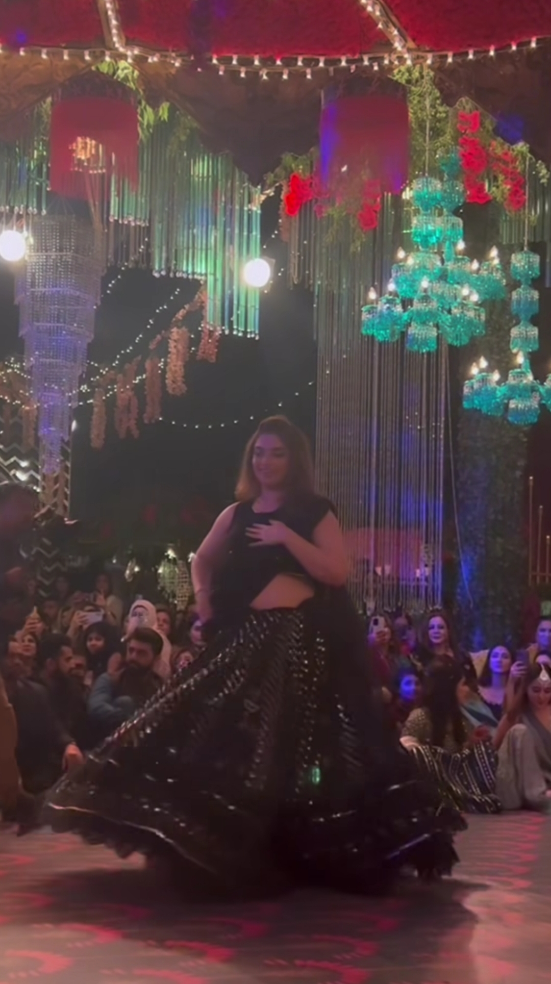 Faysal Quraishi Daughter Hanish Dances On Friend's Wedding | Reviewit.pk