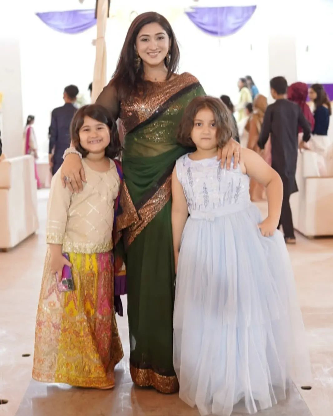 Madiha Rizvi Celebrates 40th Birthday With Family | Reviewit.pk