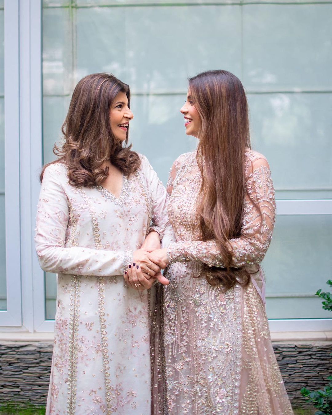 Rubina Ashraf Dazzles With Daughter Minna Tariq In Latest Clicks ...