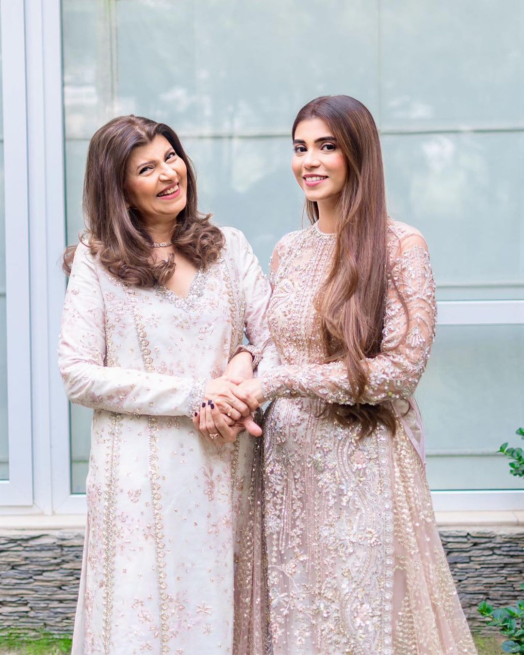 Rubina Ashraf Dazzles With Daughter Minna Tariq In Latest Clicks ...