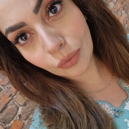Sadia Imam Celebrates Birthday With Family | Reviewit.pk