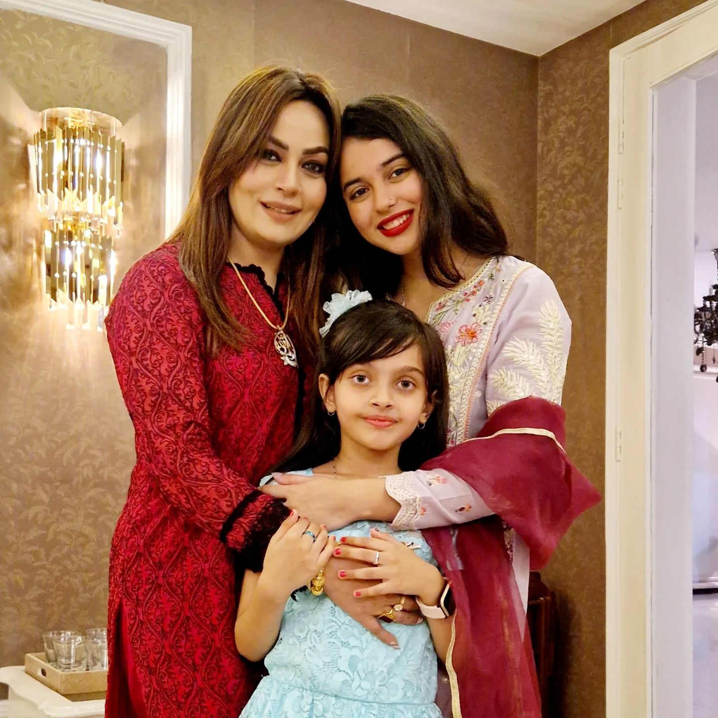 Sadia Imam Celebrates Birthday With Family | Reviewit.pk