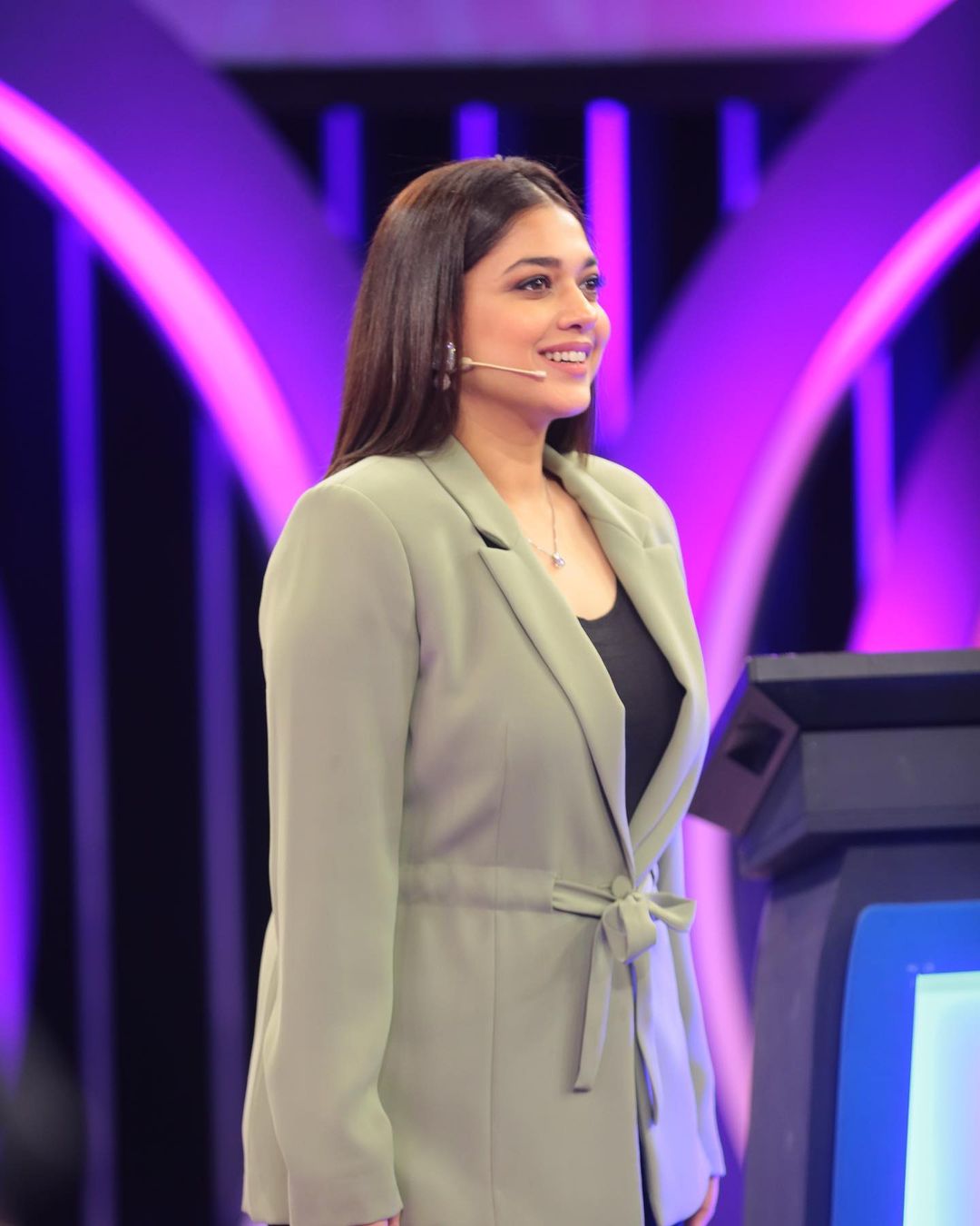 Public Reacts to Sanam Jung's Fake Look In Pyari Mona | Reviewit.pk