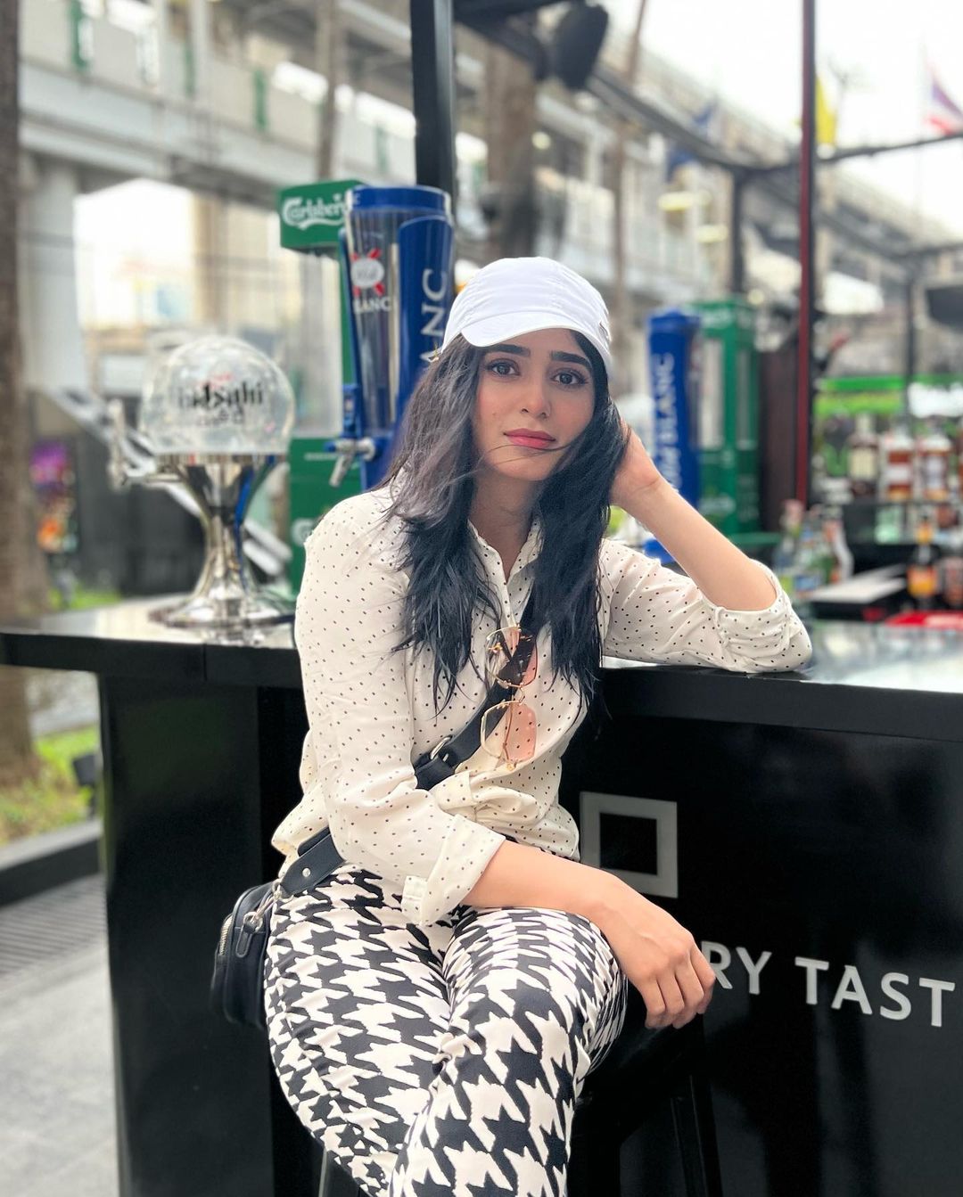 Sehar Khan's Casual Style In Bangkok | Reviewit.pk