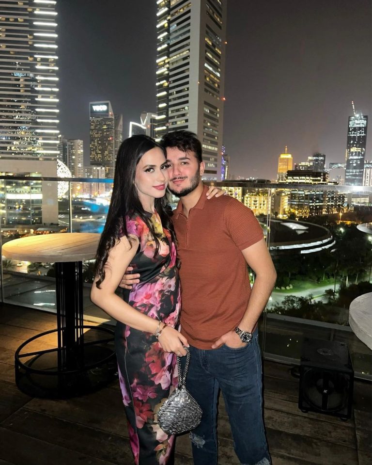 Shahveer Jafry New Pictures With Wife & Family | Reviewit.pk