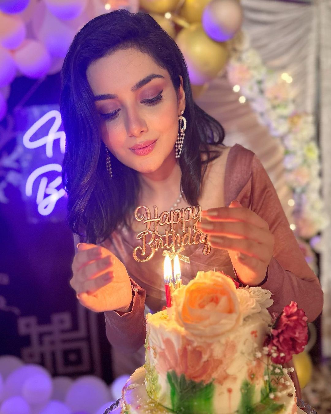 Syeda Tuba Celebrates Her Birthday With Friends | Reviewit.pk