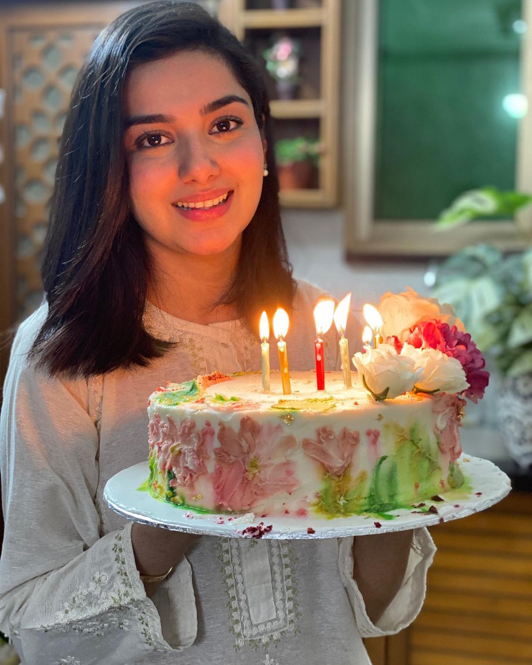 Syeda Tuba Celebrates Her Birthday With Friends | Reviewit.pk