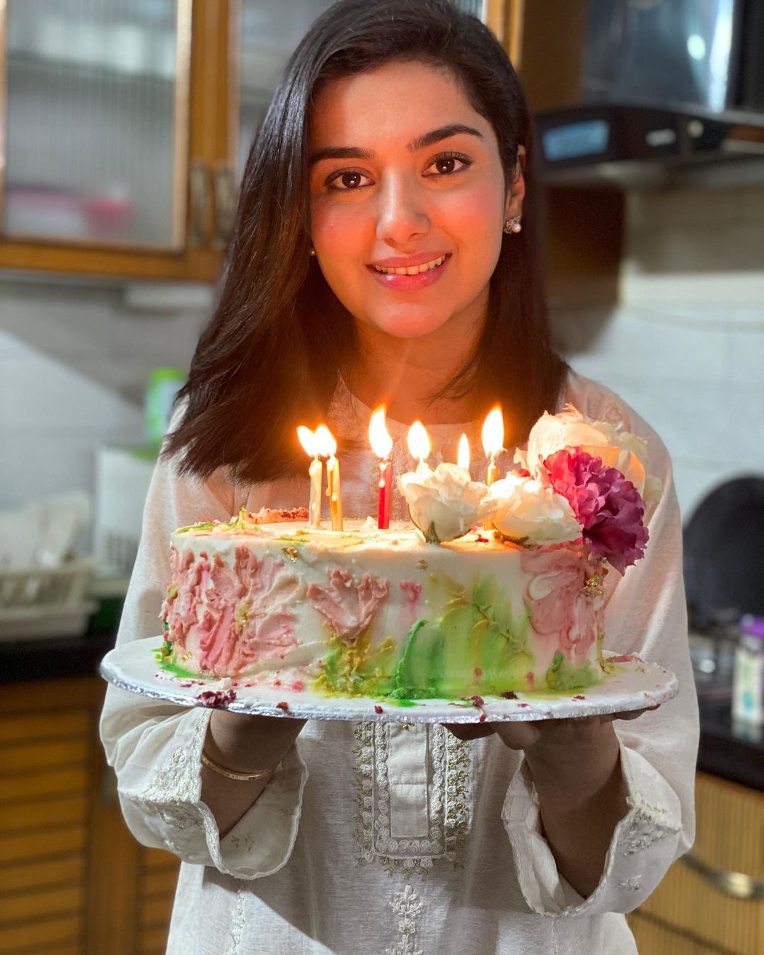 Syeda Tuba Celebrates Her Birthday With Friends | Reviewit.pk