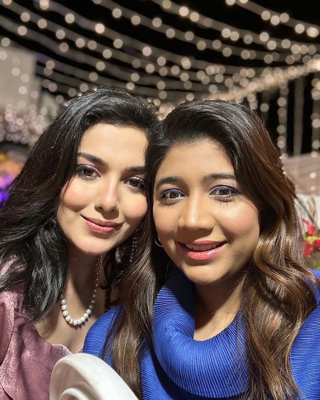 Syeda Tuba Celebrates Her Birthday With Friends | Reviewit.pk
