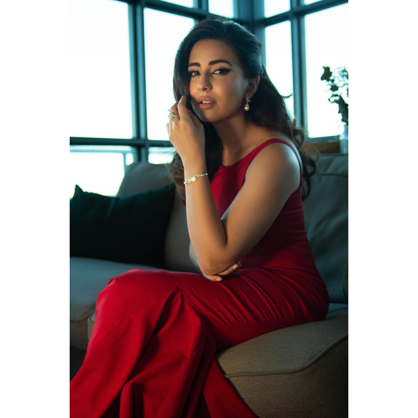 Ushna Shah Calls Industry People Fraud | Reviewit.pk