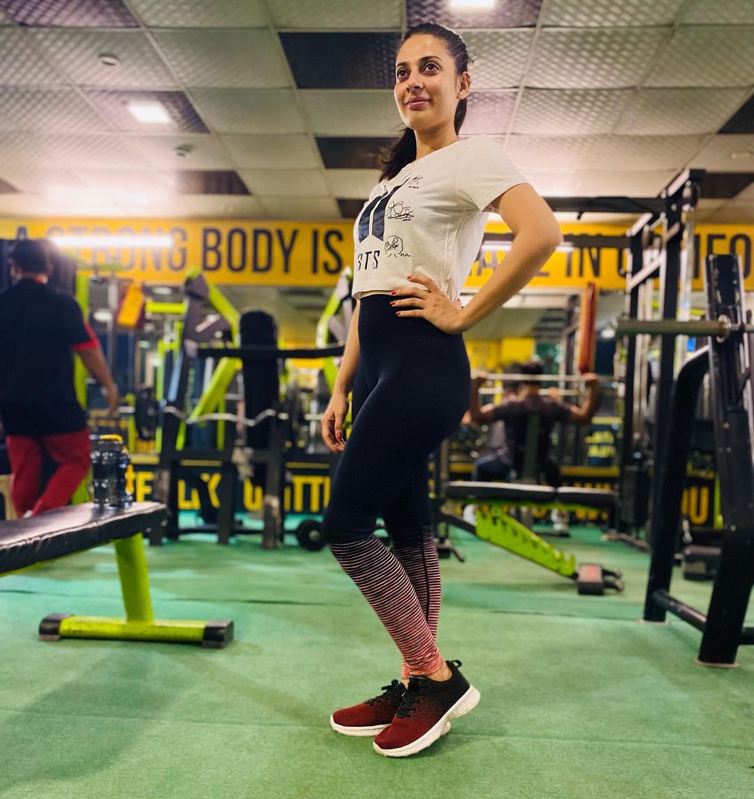 Erum From Betiyan Fajr Sheikh Workout Videos | Reviewit.pk