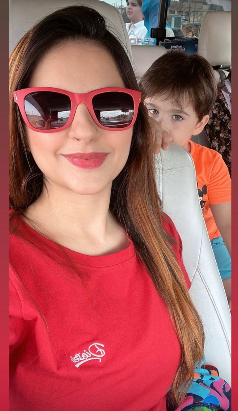 Fatima Effendi's New Adorable Family Pictures | Reviewit.pk