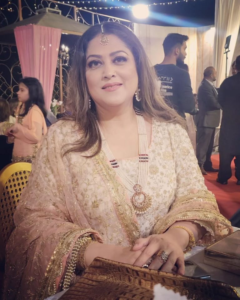 Fazila Qazi Pictures With Husband From New York | Reviewit.pk