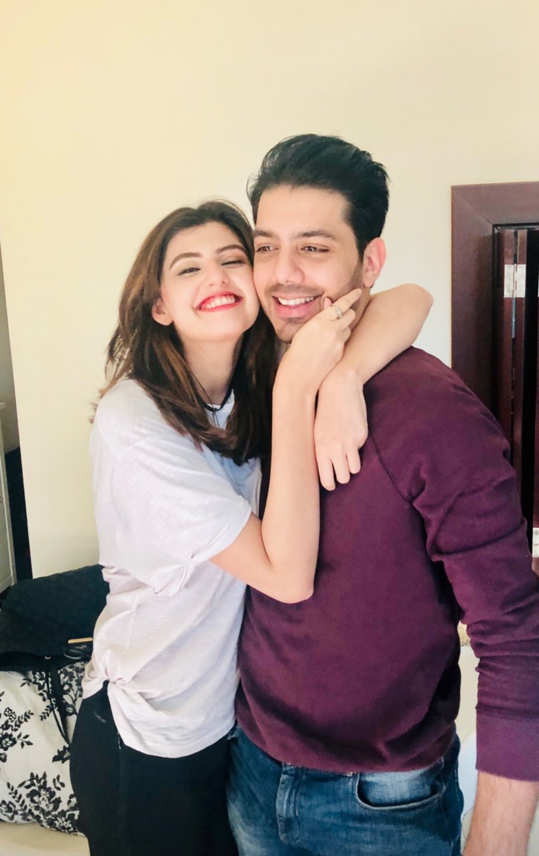 Goher Mumtaz New Pictures With His Wife Anam Goher | Reviewit.pk