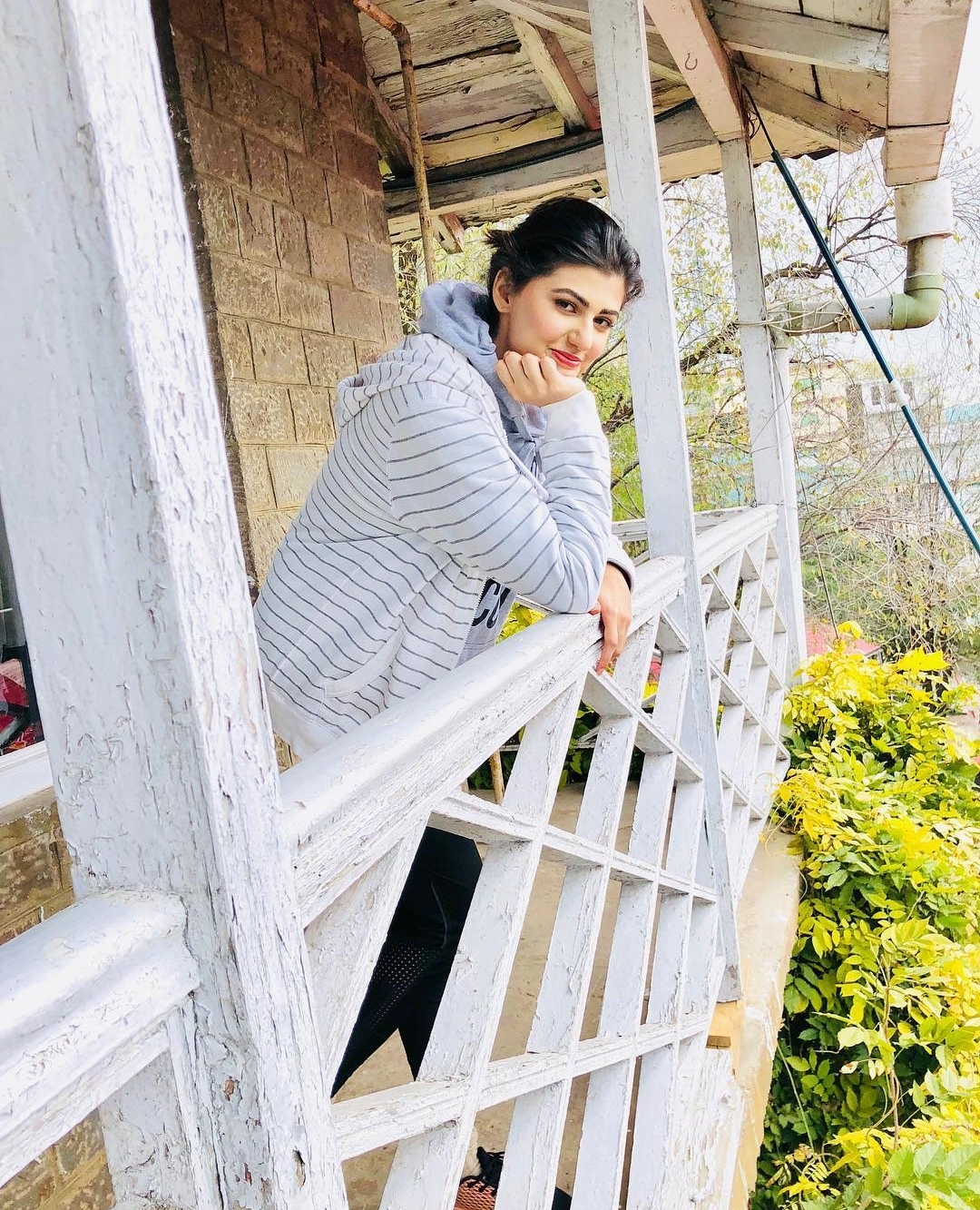 Goher Mumtaz New Pictures With His Wife Anam Goher | Reviewit.pk