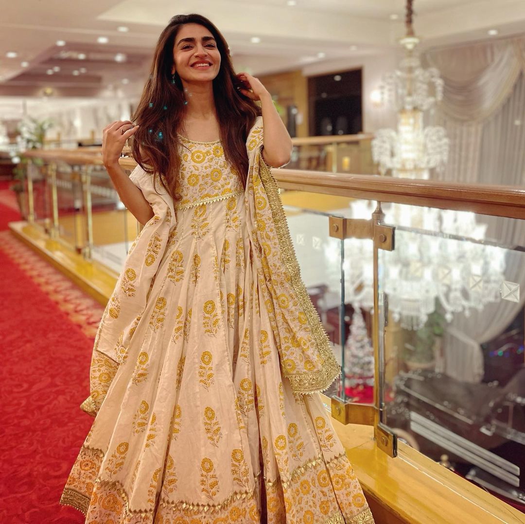 Hajra Yamin Looks Beautiful in Eastern Formal Outfits | Reviewit.pk
