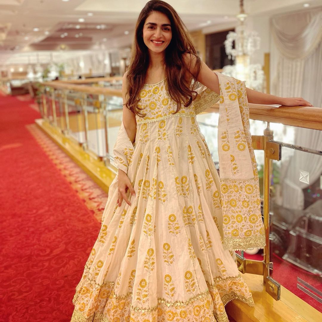 Hajra Yamin Looks Beautiful in Eastern Formal Outfits | Reviewit.pk