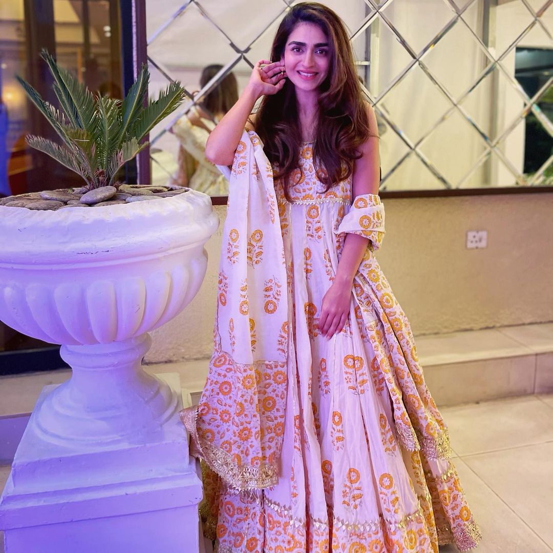 Hajra Yamin Looks Beautiful in Eastern Formal Outfits | Reviewit.pk