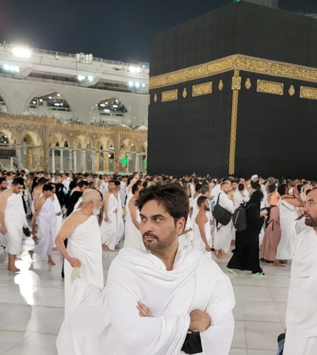 Humayun Saeed's New Pictures from His Umrah Journey | Reviewit.pk