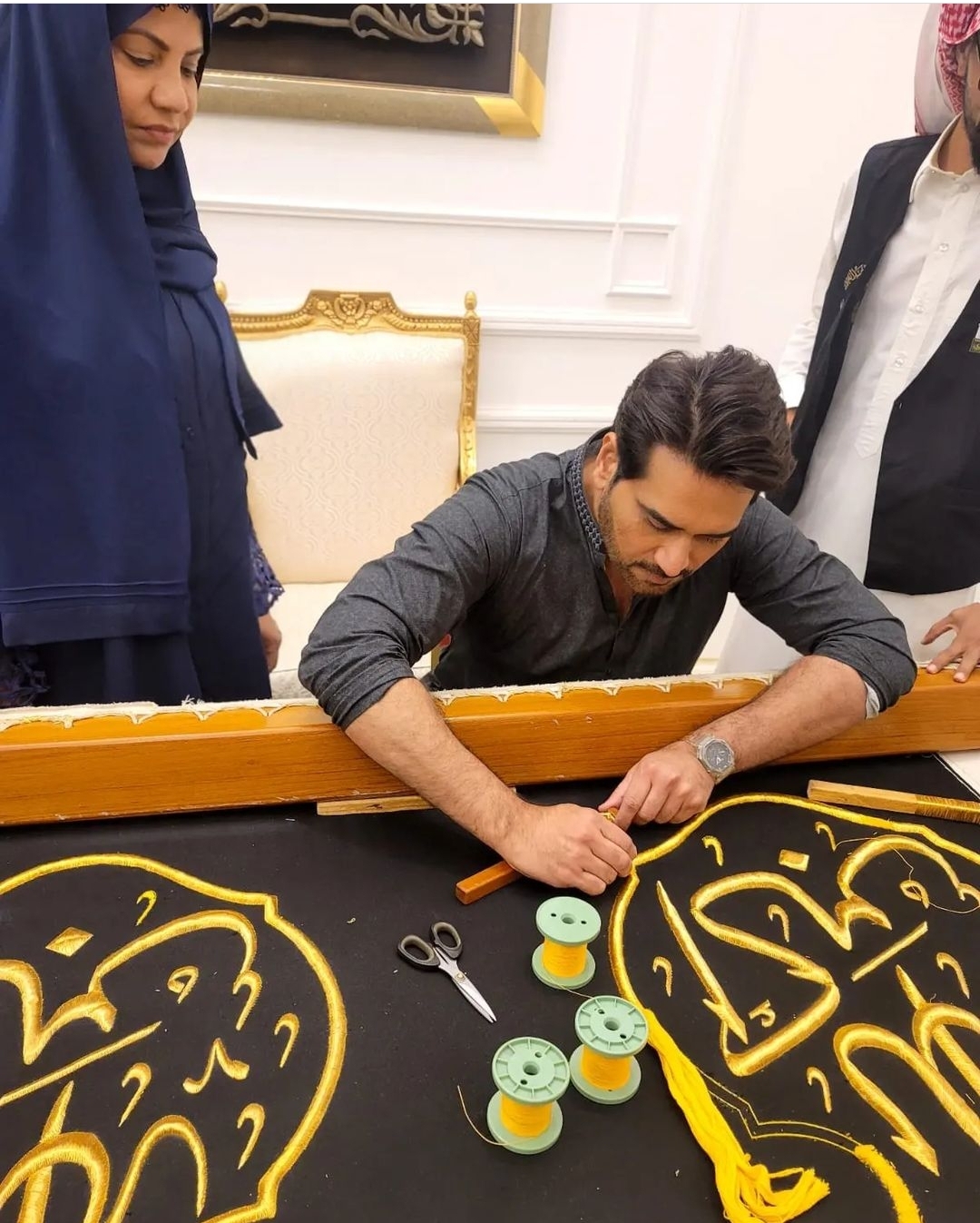Humayun Saeed's New Pictures from His Umrah Journey | Reviewit.pk