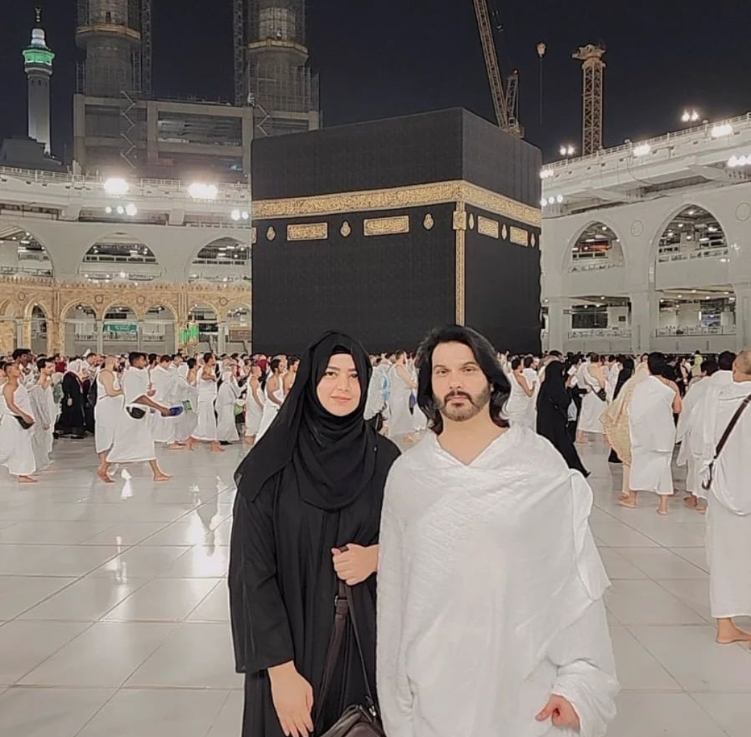 Humayun Saeed's New Pictures from His Umrah Journey | Reviewit.pk