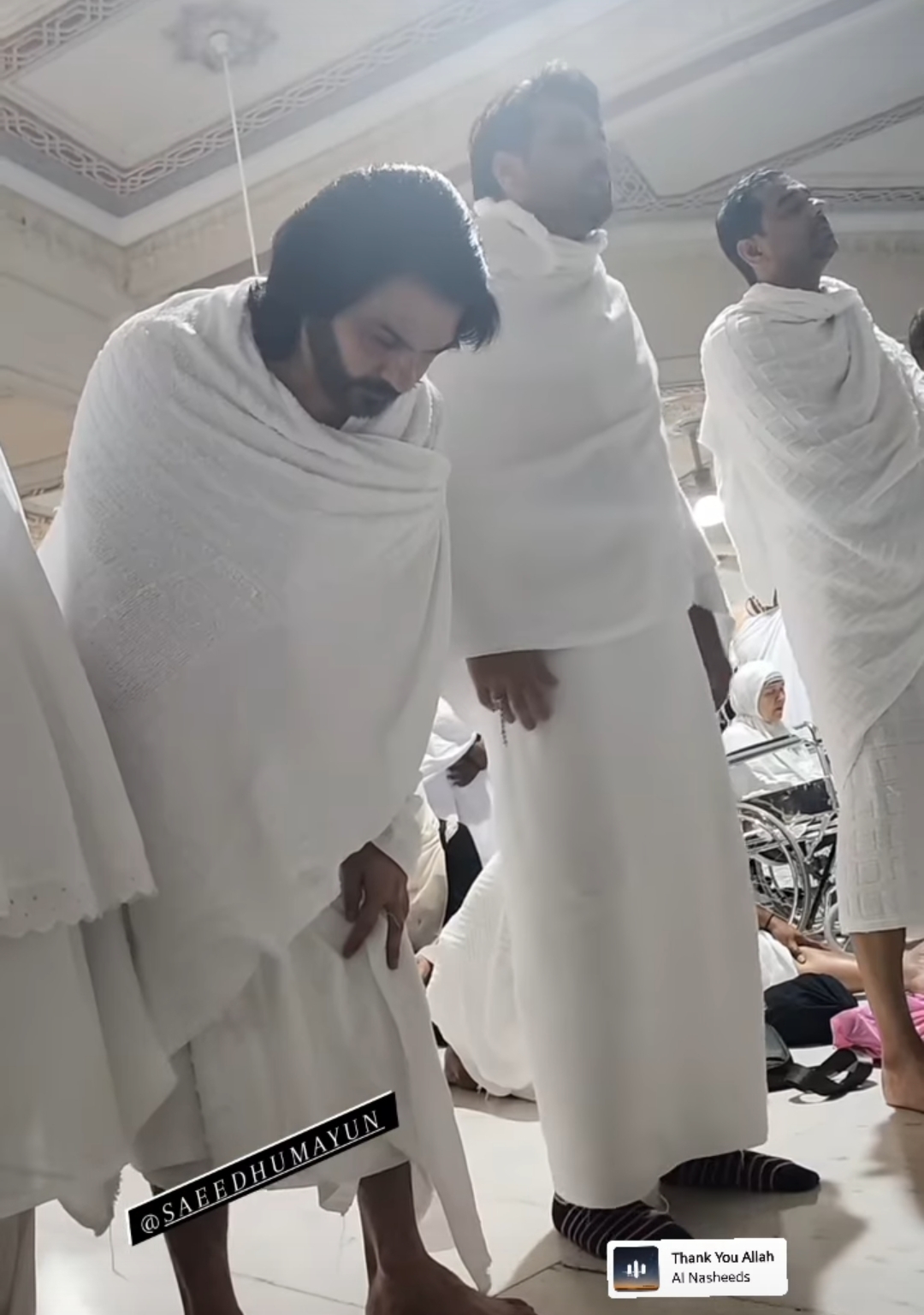 Humayun Saeed's New Pictures from His Umrah Journey | Reviewit.pk