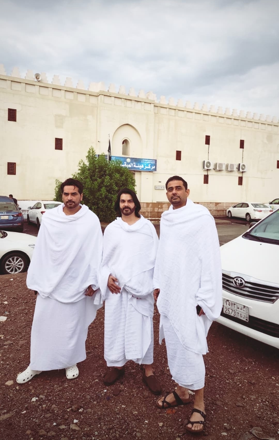 Humayun Saeed's New Pictures from His Umrah Journey | Reviewit.pk