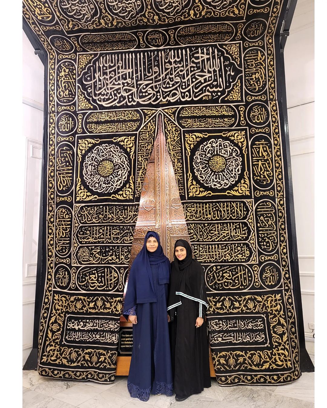 Humayun Saeed's New Pictures from His Umrah Journey | Reviewit.pk