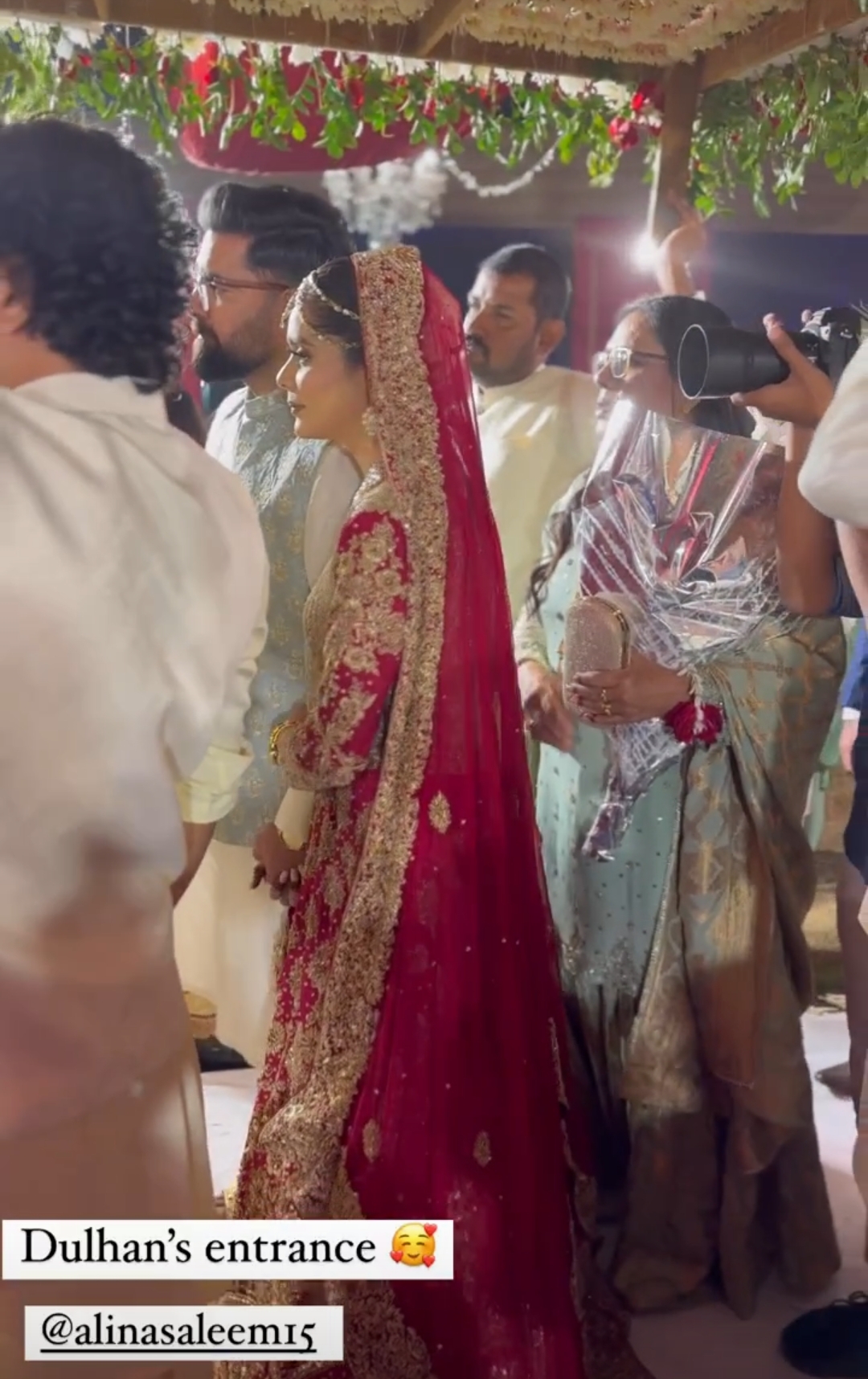 Iqra Aziz & Yasir Hussain Pictures From Family Wedding | Reviewit.pk
