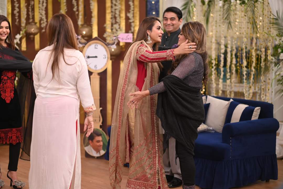 Nadia Khan Anniversary Pictures from Good Morning Pakistan | Reviewit.pk