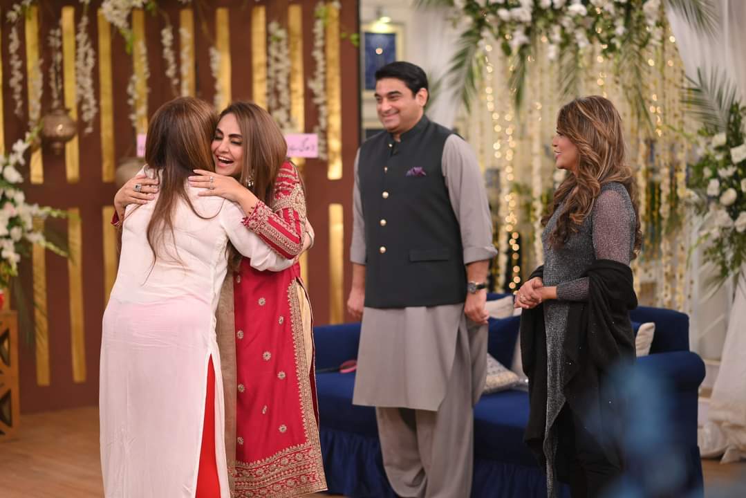 Nadia Khan Anniversary Pictures from Good Morning Pakistan | Reviewit.pk