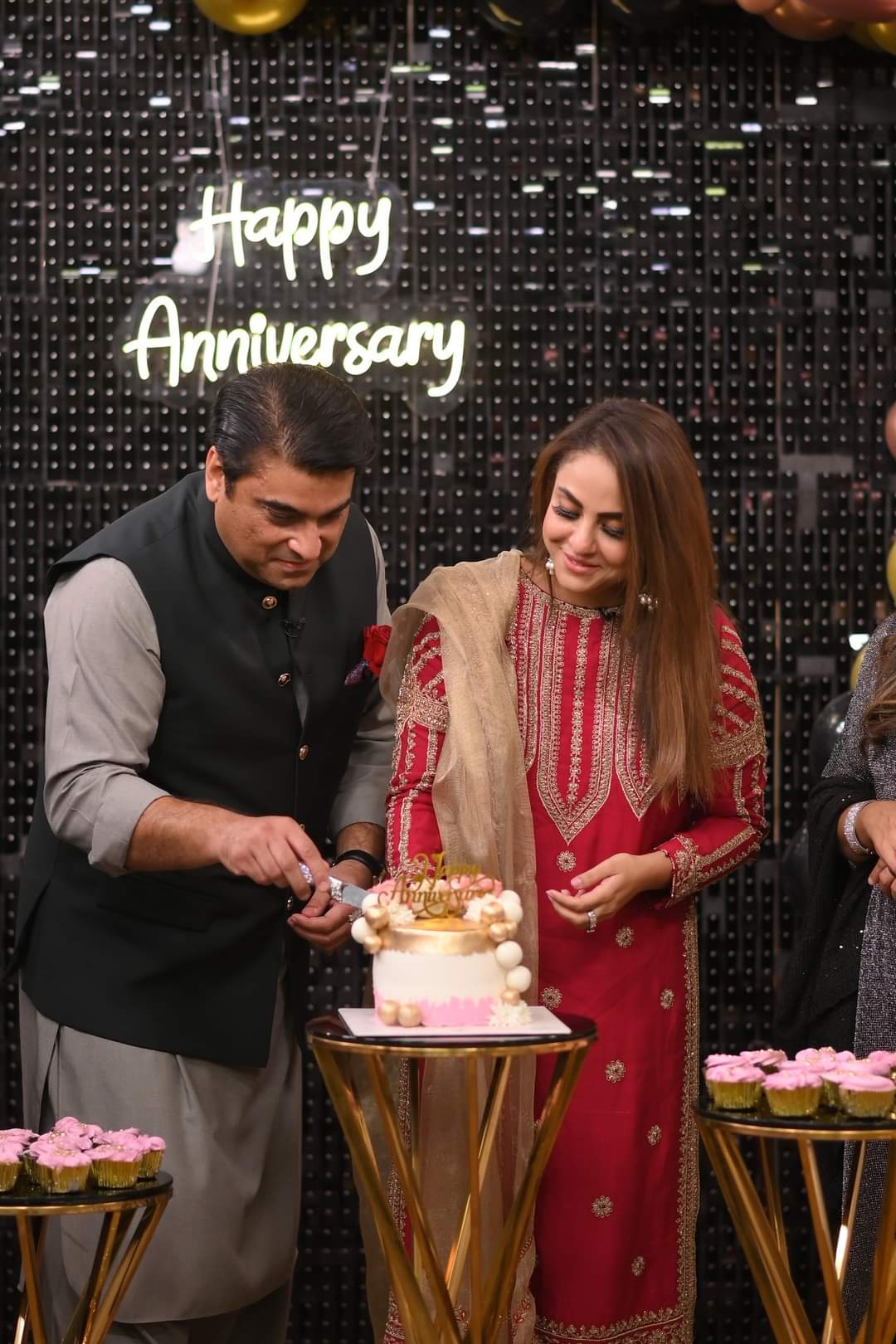 Adorable anniversary pictures of Nadia Khan goes viral