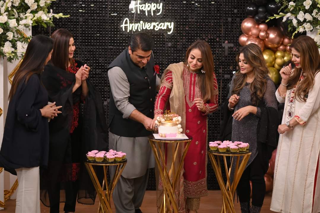 Nadia Khan Anniversary Pictures from Good Morning Pakistan | Reviewit.pk