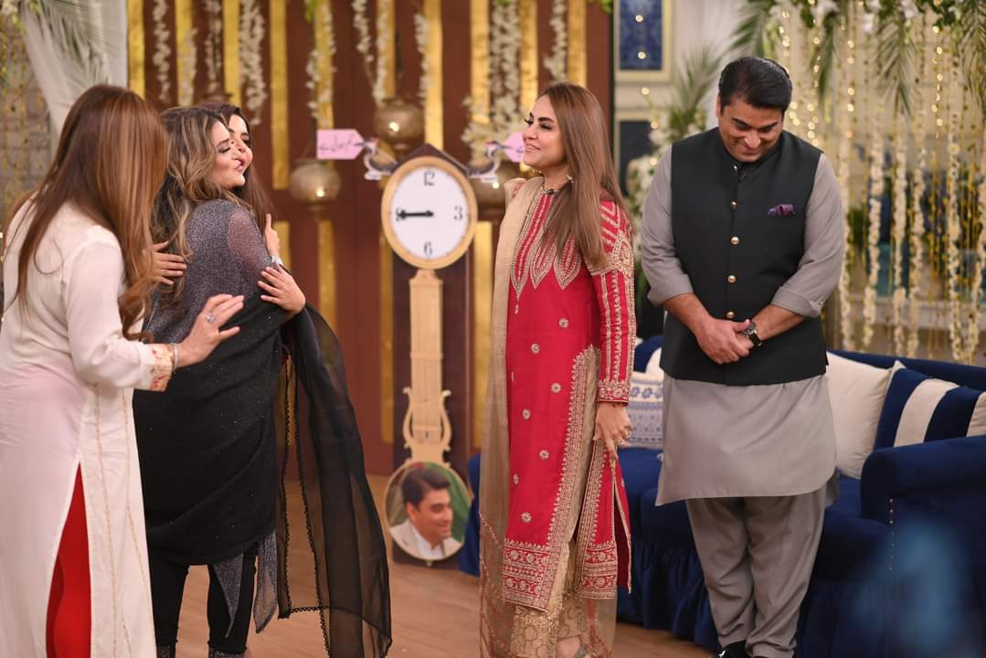 Nadia Khan Anniversary Pictures from Good Morning Pakistan | Reviewit.pk