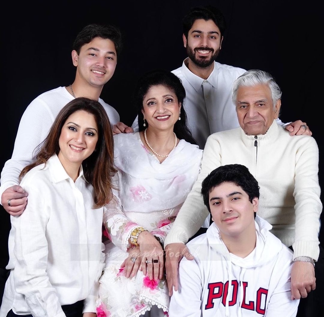 Nauman Ijaz Family Pictures from Recent Event | Reviewit.pk