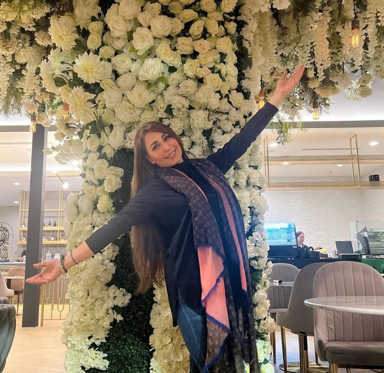 Unseen Photos Of Reema Khan With Family & Friends | Reviewit.pk