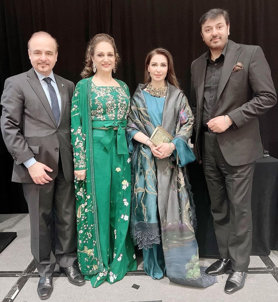 Unseen Photos Of Reema Khan With Family & Friends | Reviewit.pk