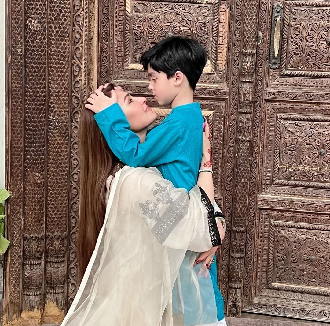 Unseen Photos Of Reema Khan With Family & Friends | Reviewit.pk