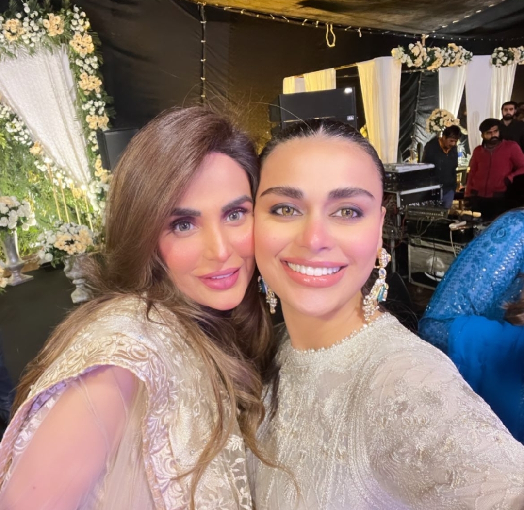 Sadaf & Shahroze New Pictures From Lahore Family Trip | Reviewit.pk