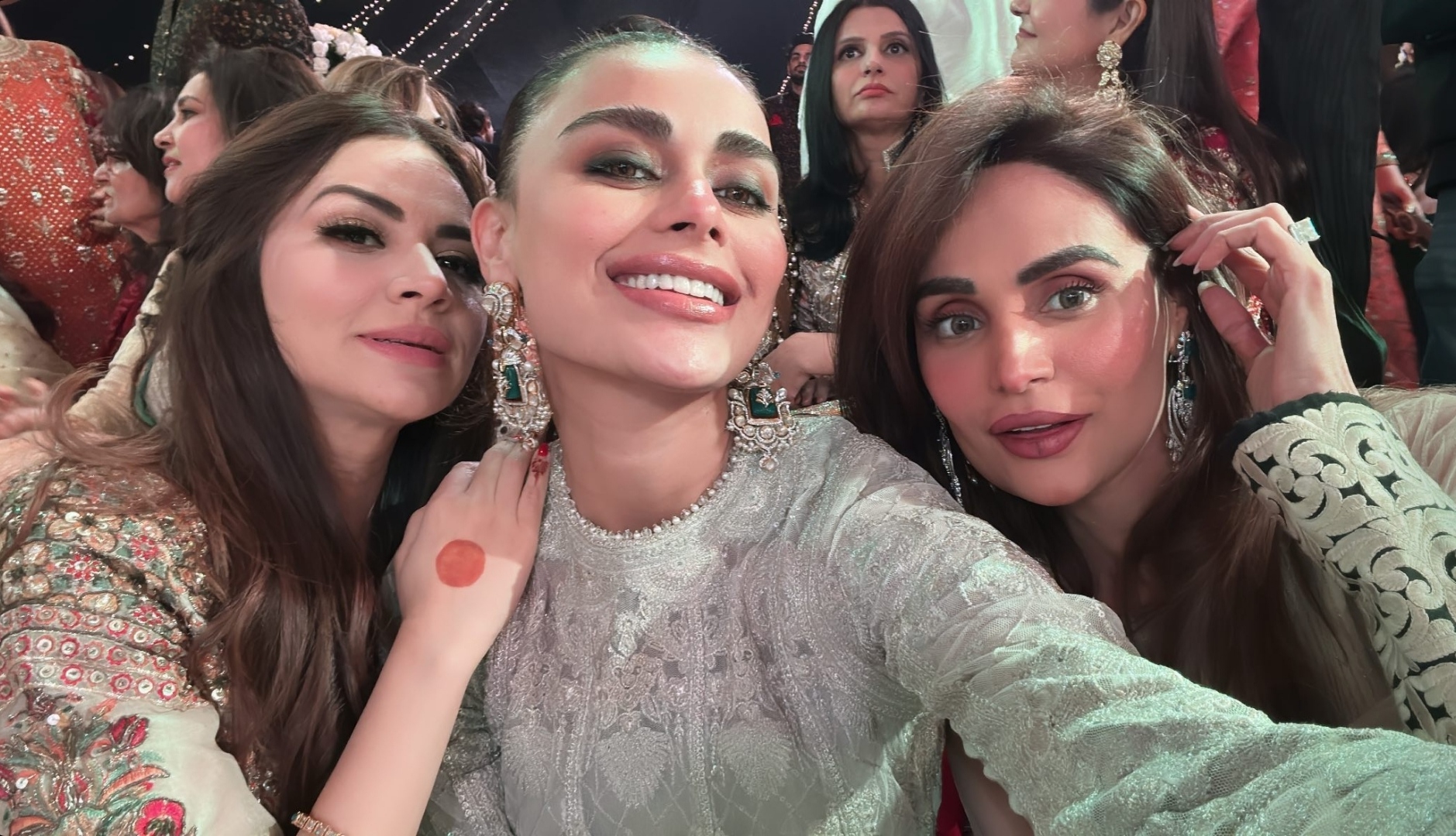 Sadaf & Shahroze New Pictures From Lahore Family Trip | Reviewit.pk